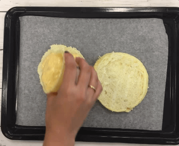 セブンのメロンパンとプリンで作るフレンチトースト（バズフィード）