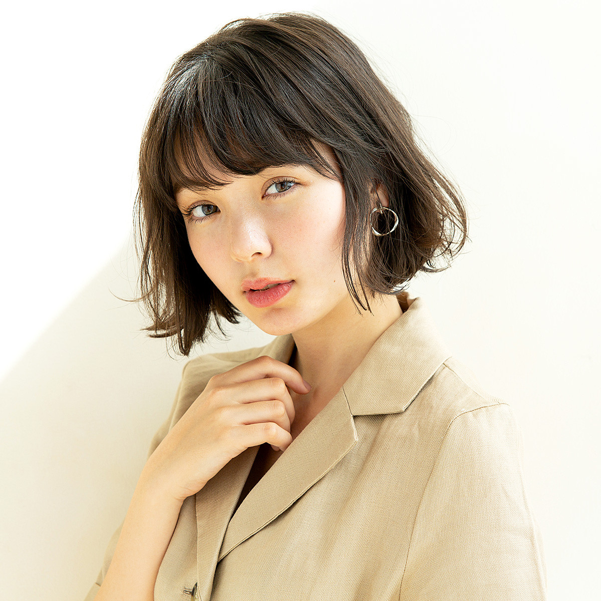 ダークカラーでも重く見えない！ 上品カジュアルボブ（MAQUIA ONLINE）