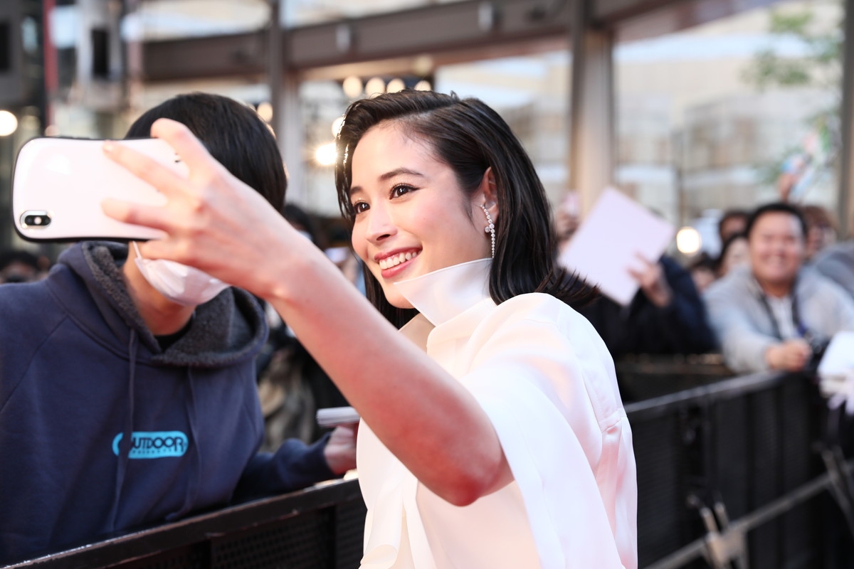 ゆうたろう、レディースのワンピースで華やかに！ 三代目JSB・今市、佐藤健ら「第32回東京国際映画祭」レッドカーペットを振り返る【写真あり】（J-WAVE NEWS）