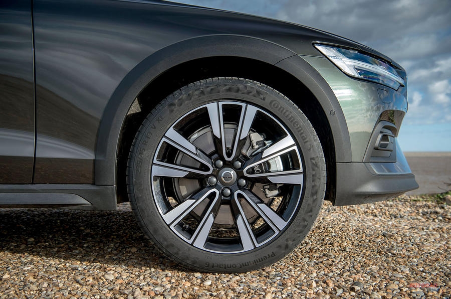 新型ボルボV60クロスカントリー 英国で試乗 才色兼備なステーションワゴン（AUTOCAR JAPAN）