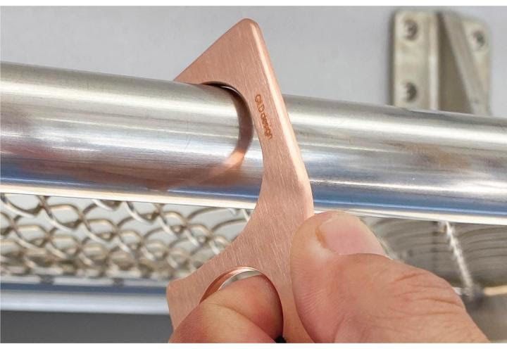 電車の手すり触りたくない・・を解決！ギルドデザインの「アシストフック」が便利（AppBank Store マガジン）